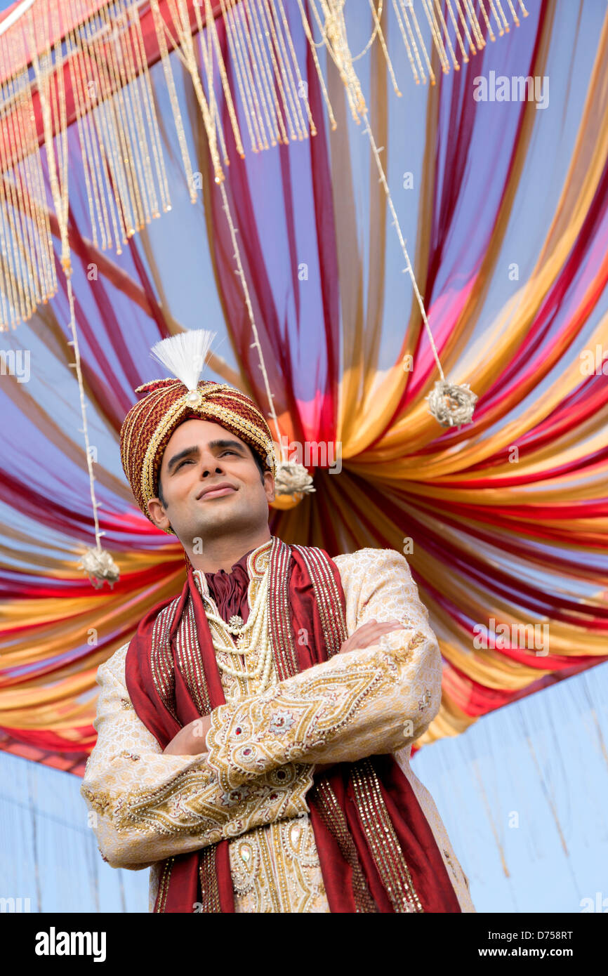 Indian groom in traditional wedding outfit in mandap Stock Photo - Alamy