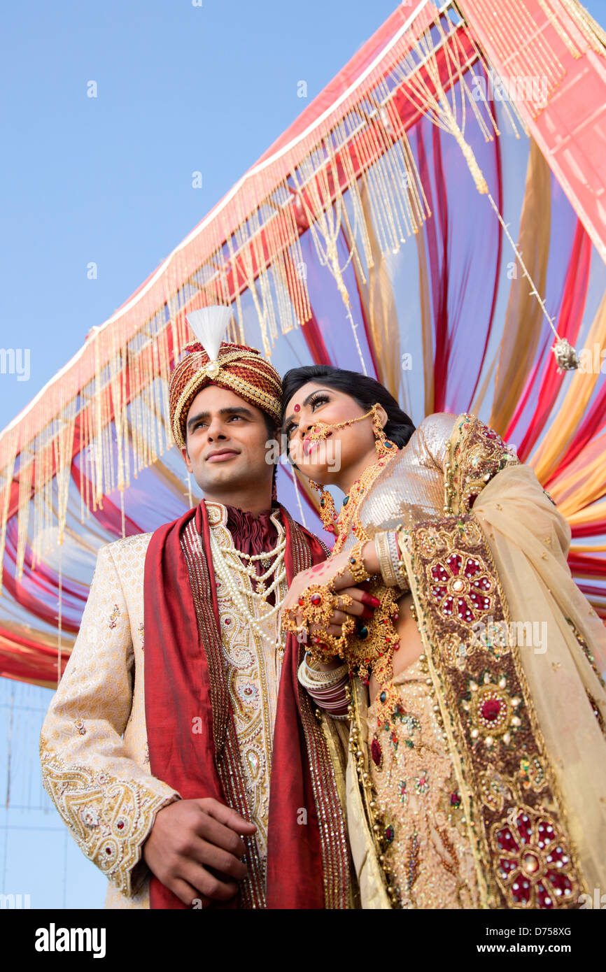 Indian bride and groom in traditional wedding dress Stock Photo - Alamy