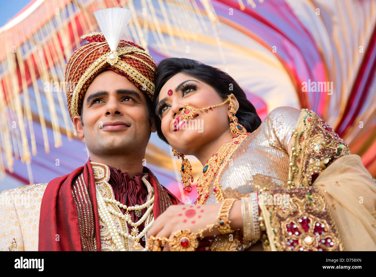 Indian bride and groom in traditional wedding dress Stock Photo - Alamy