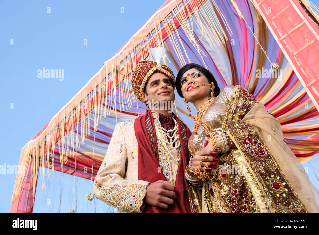 Indian bride and groom in traditional wedding dress Stock Photo - Alamy