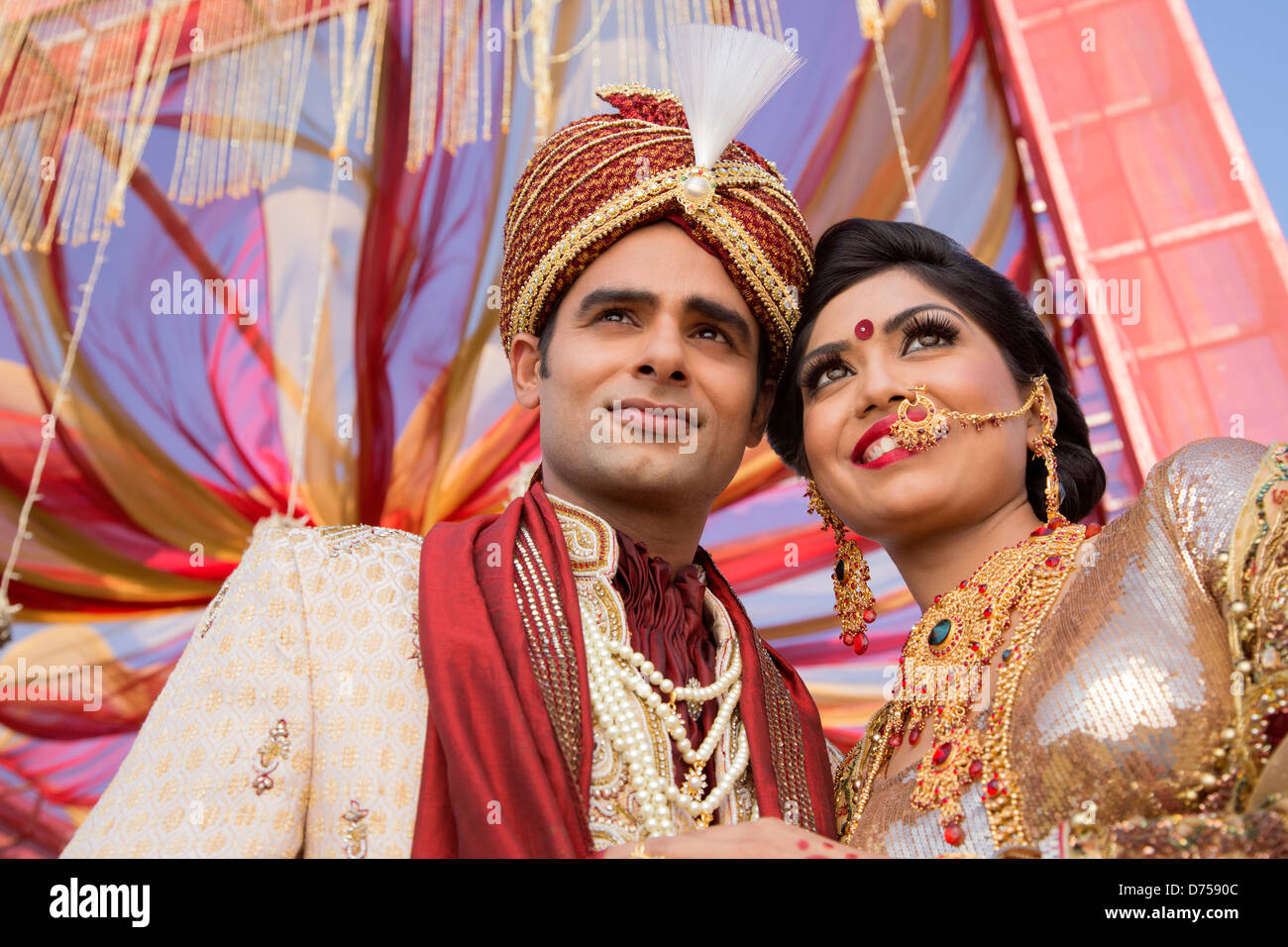 Indian bride and groom in traditional wedding dress Stock Photo - Alamy