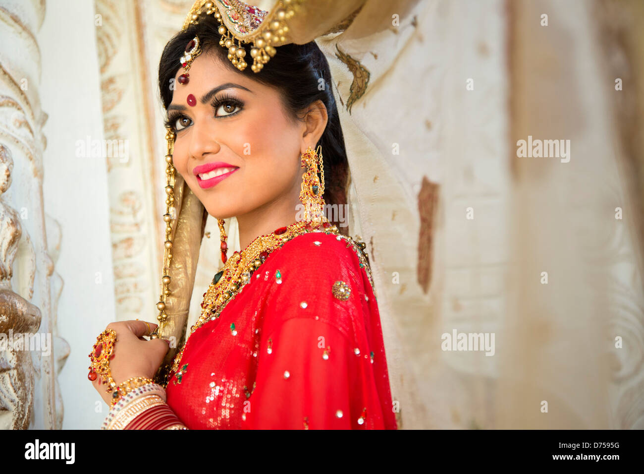 Indian bride in traditional wedding dress Stock Photo - Alamy