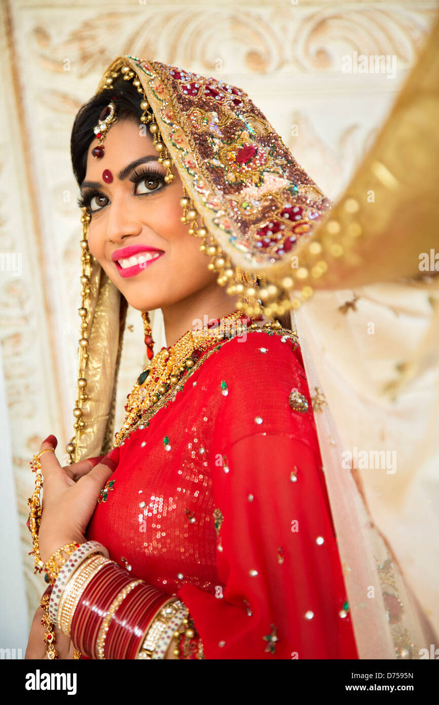 Indian bride in traditional wedding dress Stock Photo - Alamy