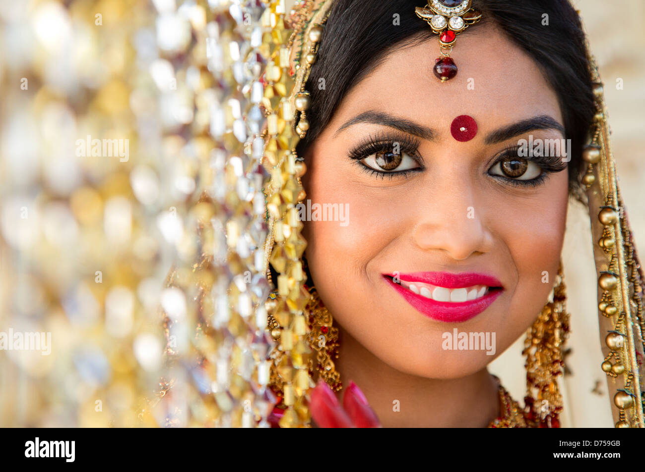 Beautiful Indian bride in traditional wedding dress Stock Photo - Alamy