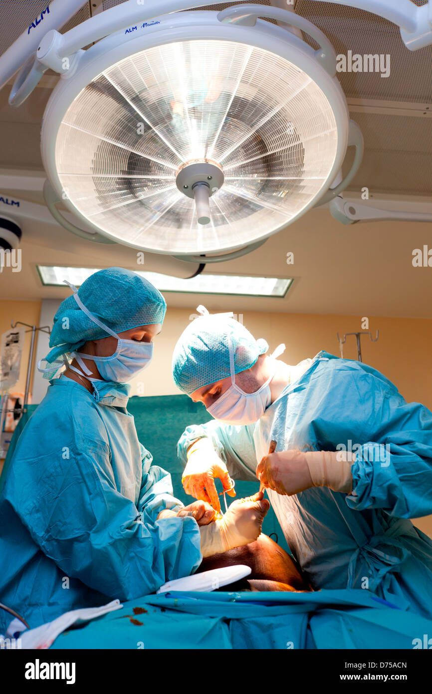 Scrub nurse suture hi-res stock photography and images - Alamy