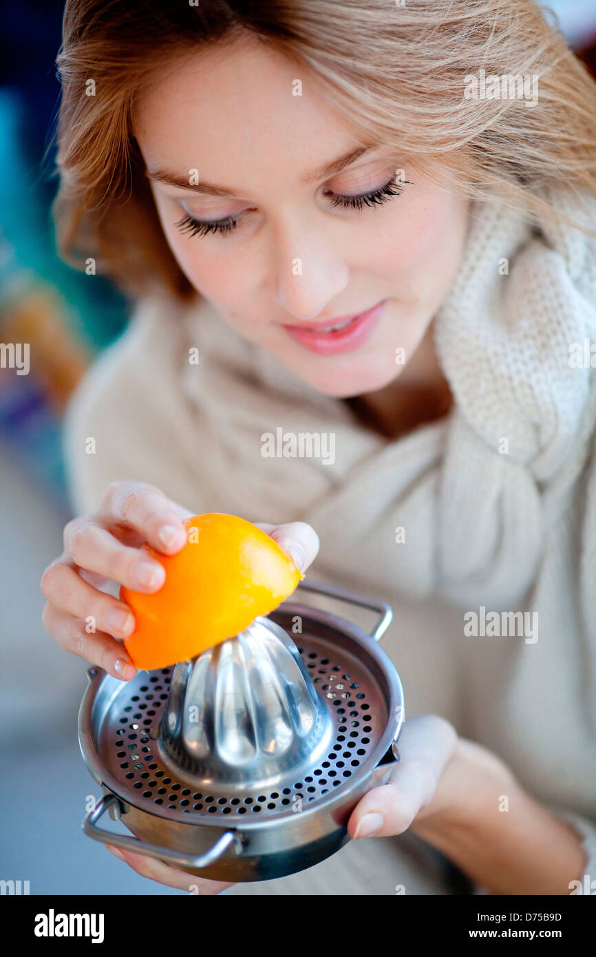 Woman squeezer squeezing orange juice hi-res stock photography and images - Alamy