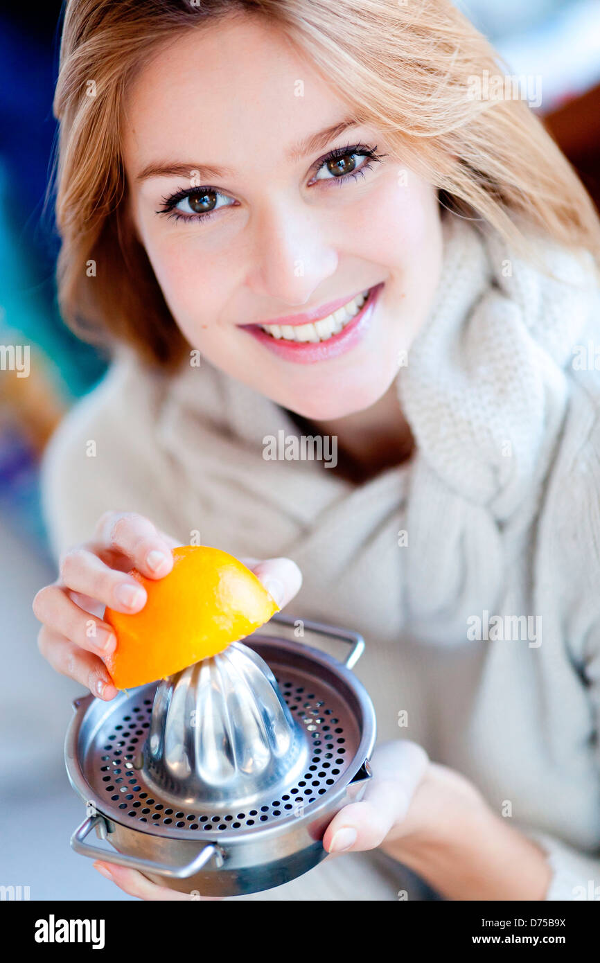 Woman squeezer squeezing orange juice hi-res stock photography and images - Alamy