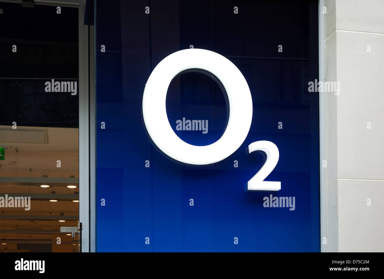 The o2 mobile phone store hi-res stock photography and images - Alamy