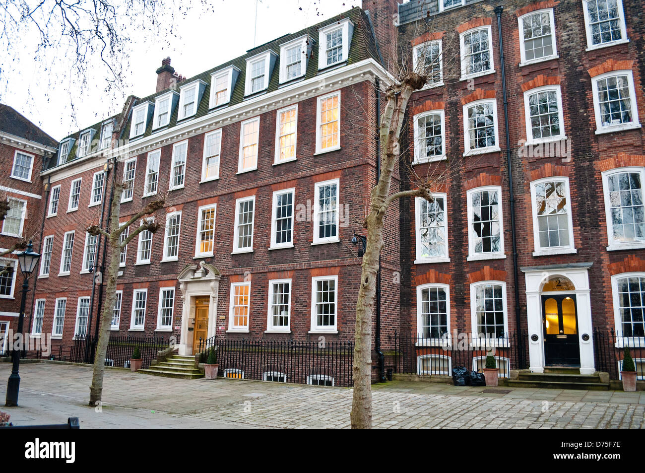 London grays inn square hi-res stock photography and images - Alamy
