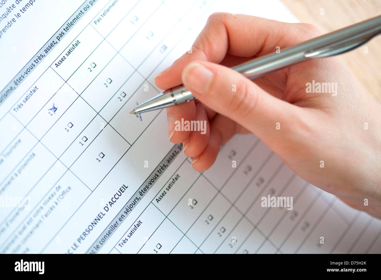 woman filling questionnaire Stock Photo - Alamy