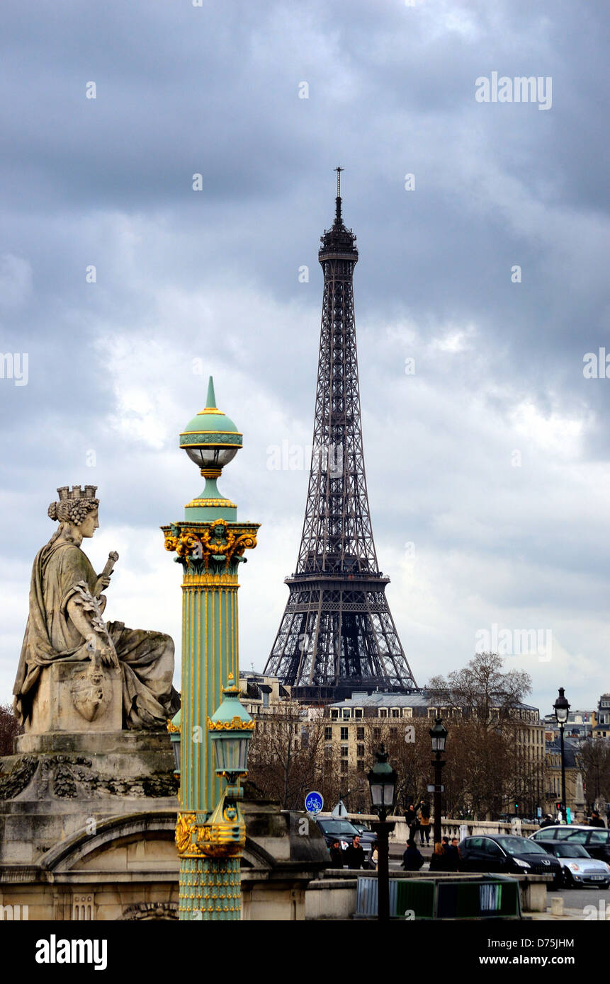 Eiffel tower from place de la concorde hi-res stock photography and ...