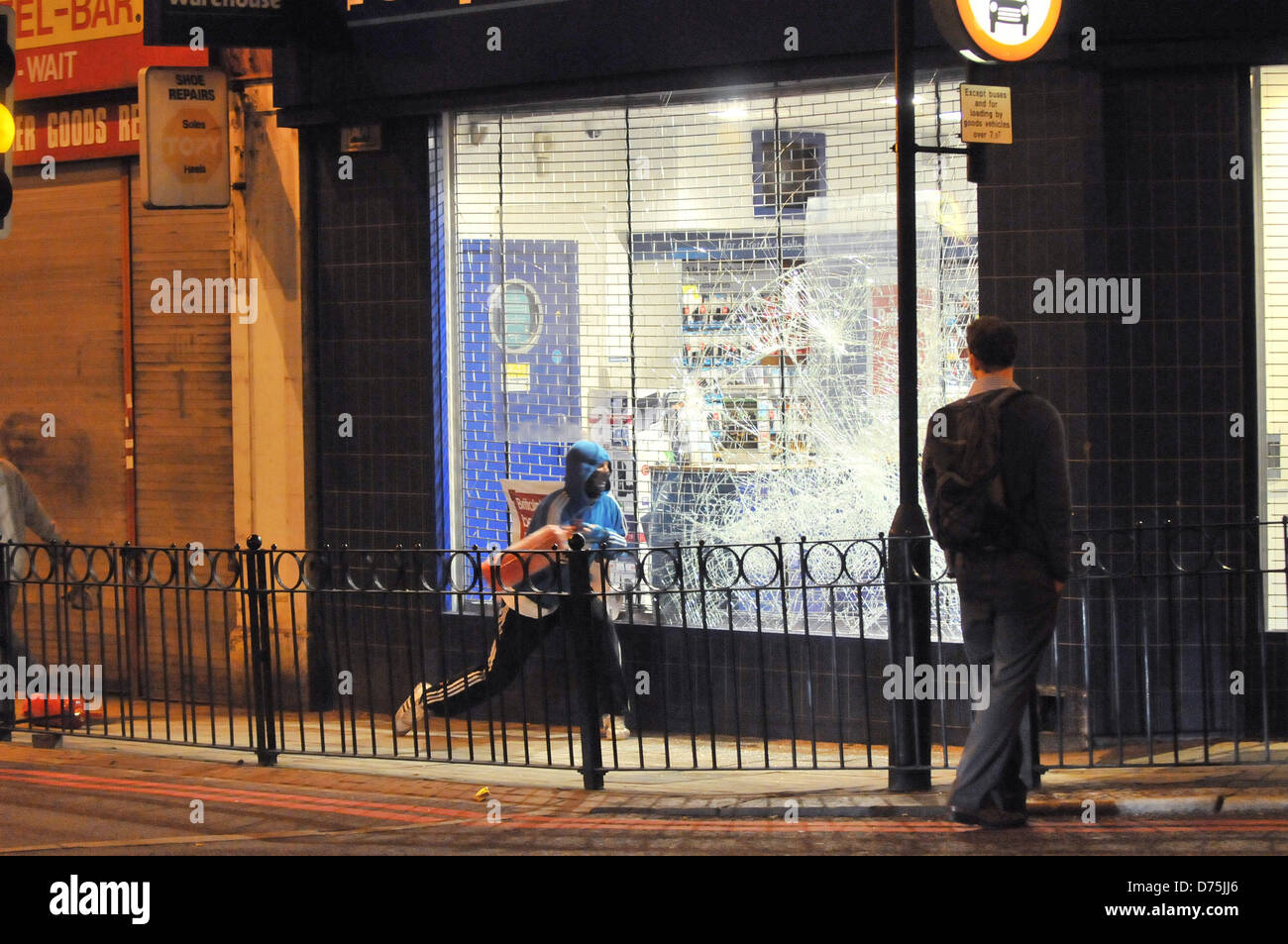 Looters break into the Carphone Warehouse near Clapham Junction in ...