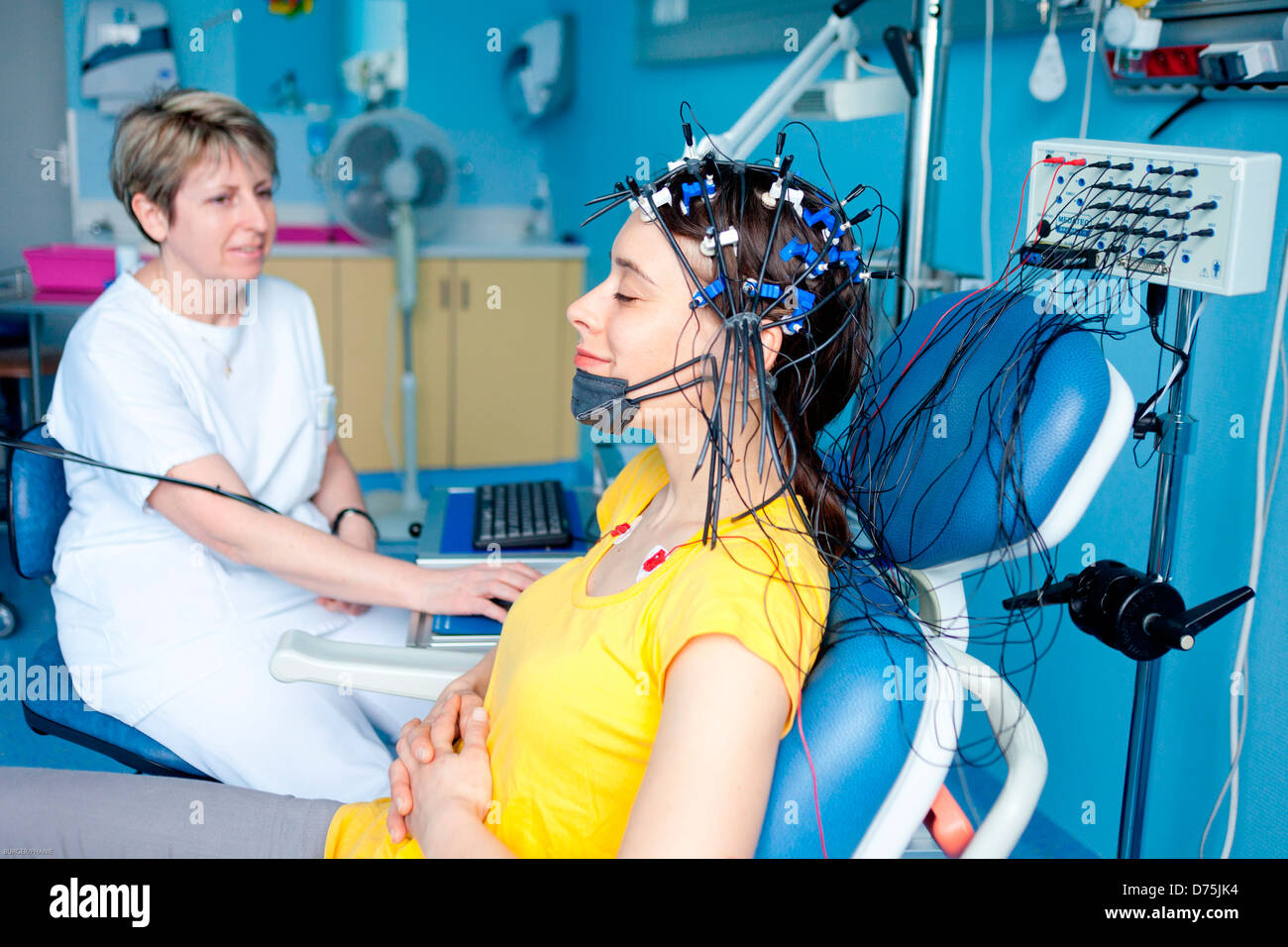 Woman undergoing electroencephalogram eeg hi-res stock photography and ...