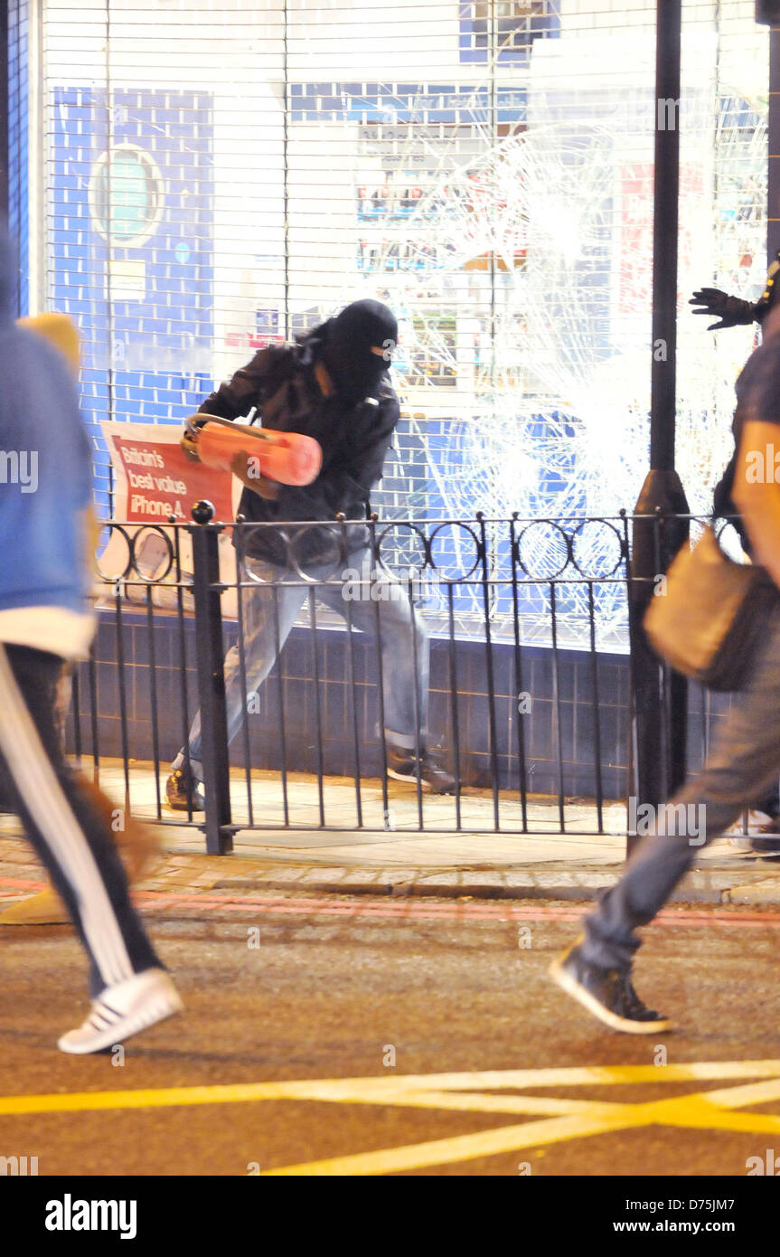Looters break into the Carphone Warehouse near Clapham Junction in ...