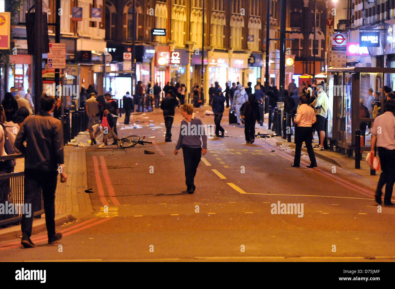 London riots 2011 looters hi-res stock photography and images - Alamy