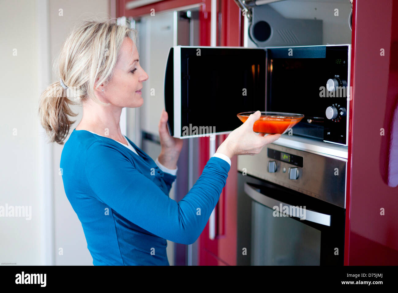 woman using a microwave oven Stock Photo - Alamy