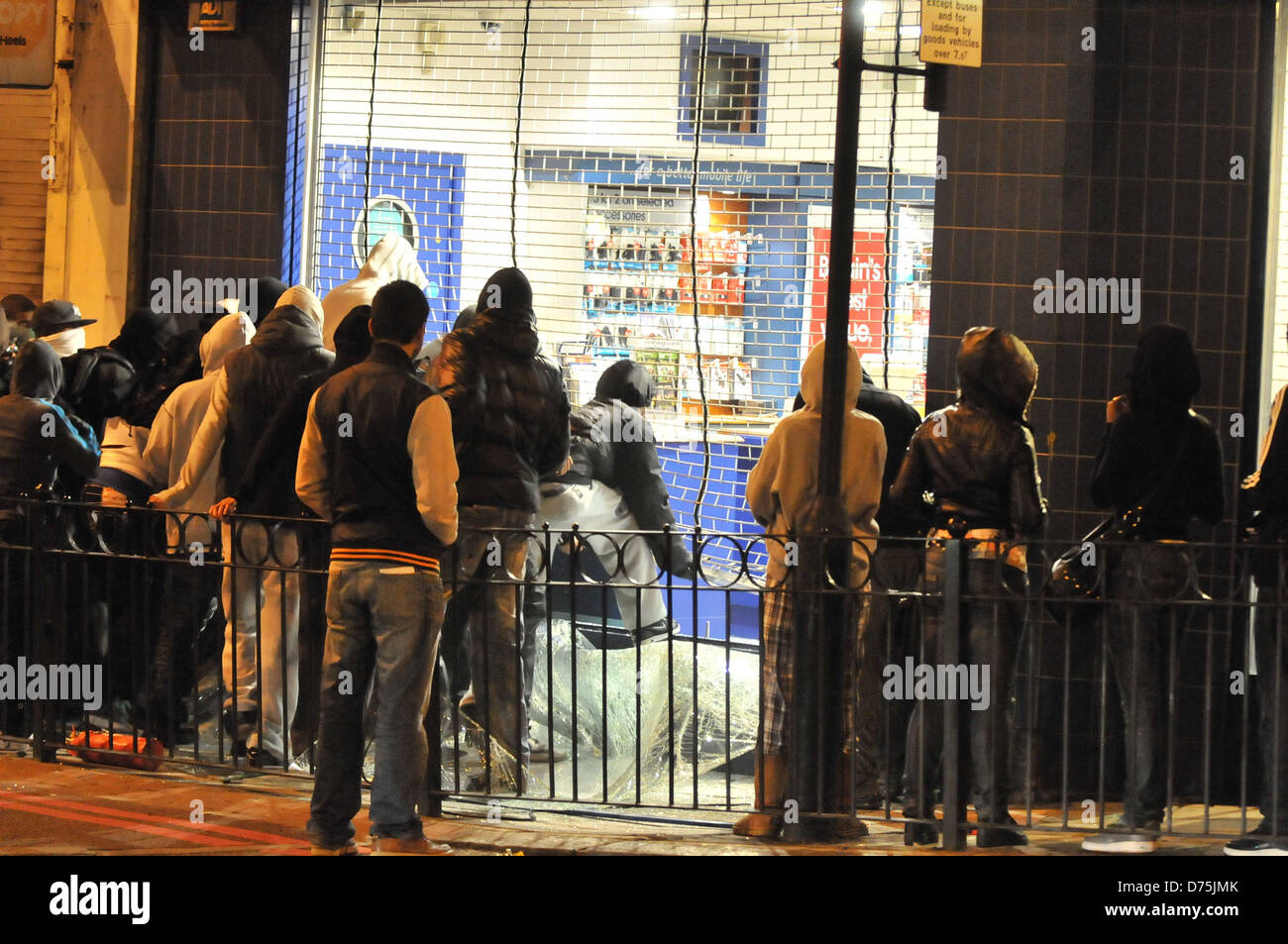 Looters break into the Carphone Warehouse near Clapham Junction in ...