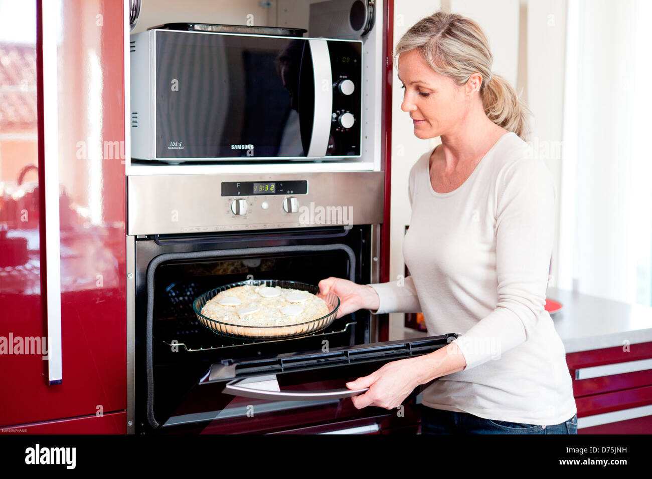 woman using oven Stock Photo - Alamy
