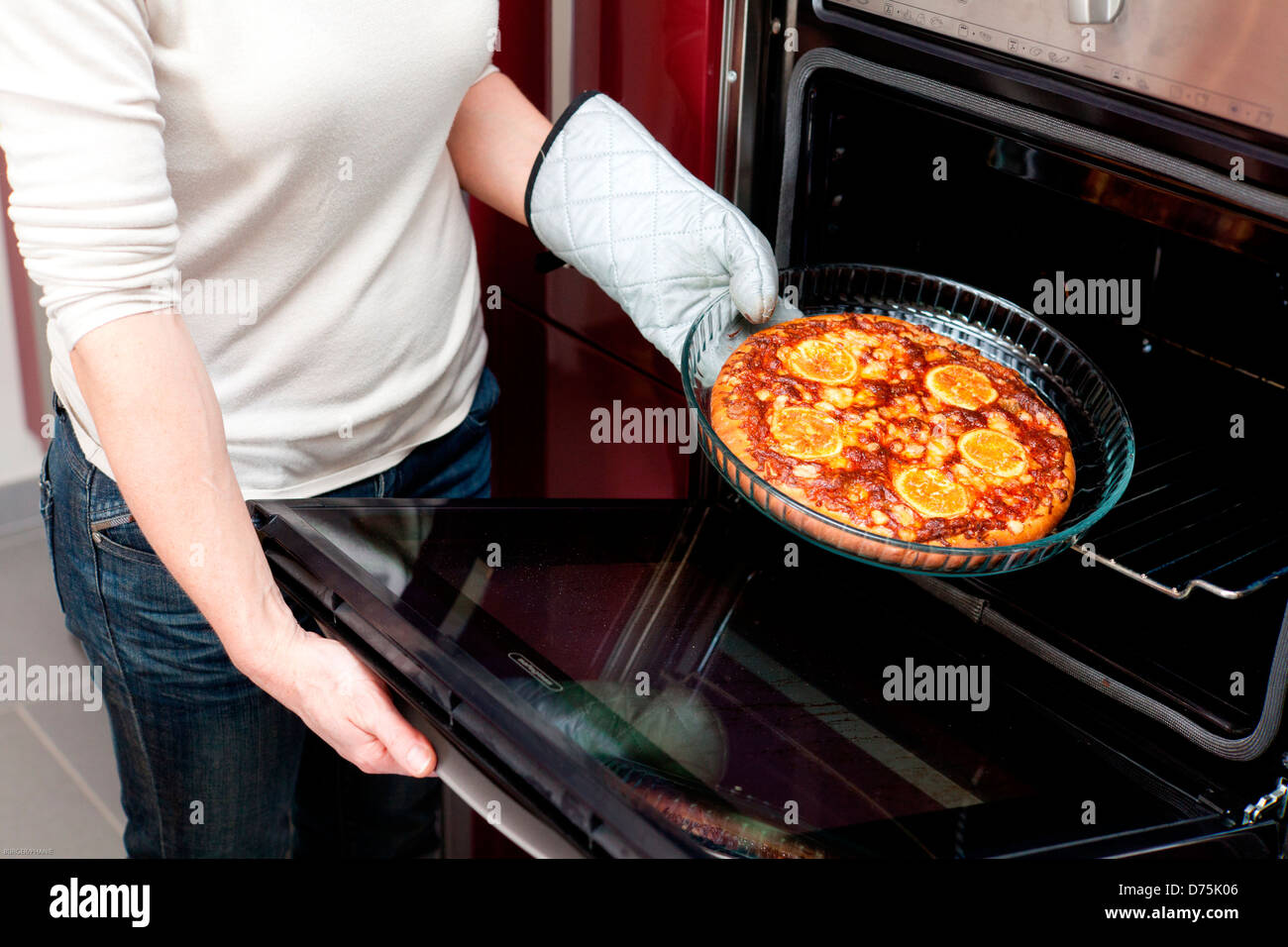 woman using oven Stock Photo - Alamy