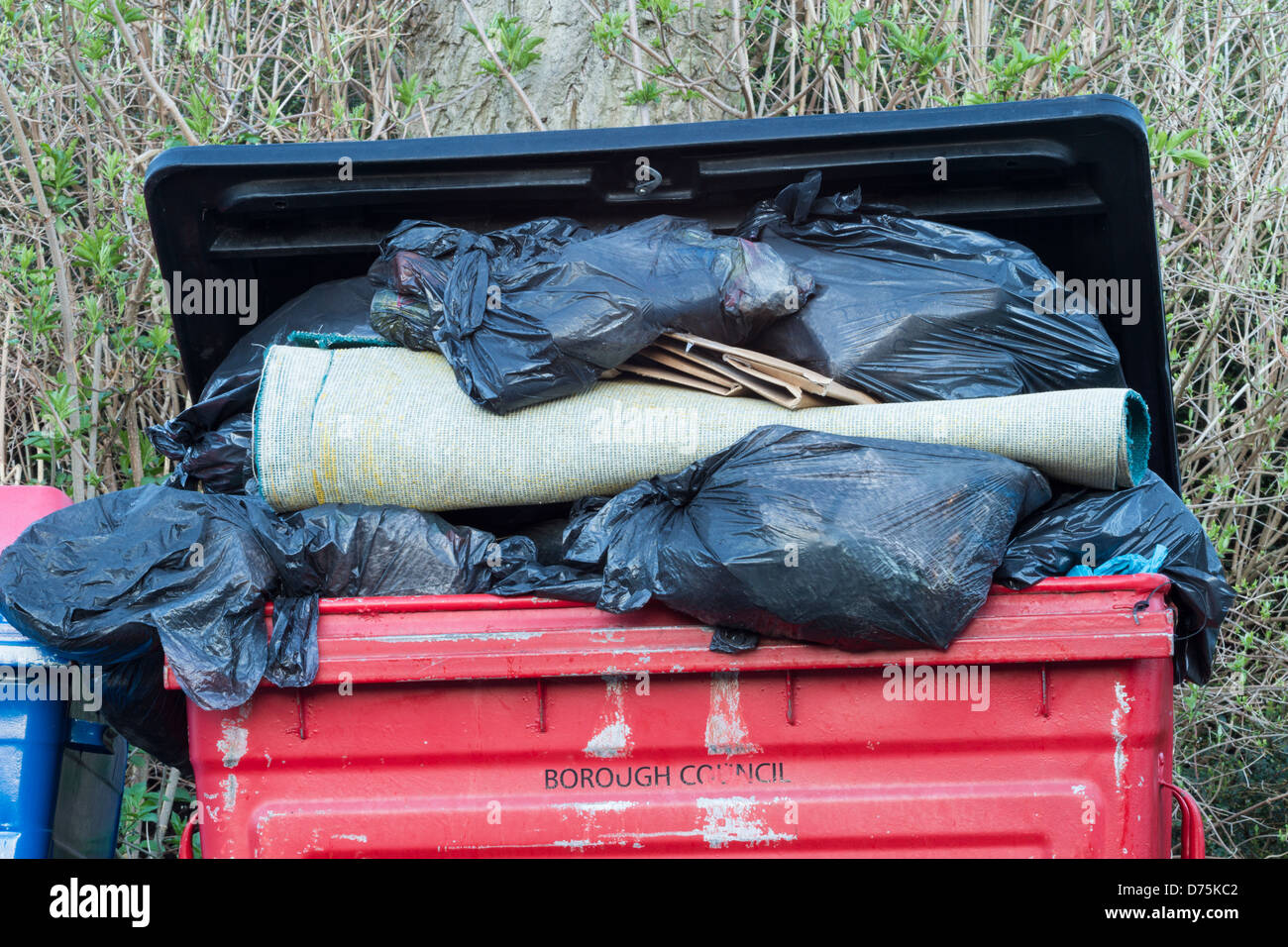 Container overflowing garbage hi-res stock photography and images - Alamy