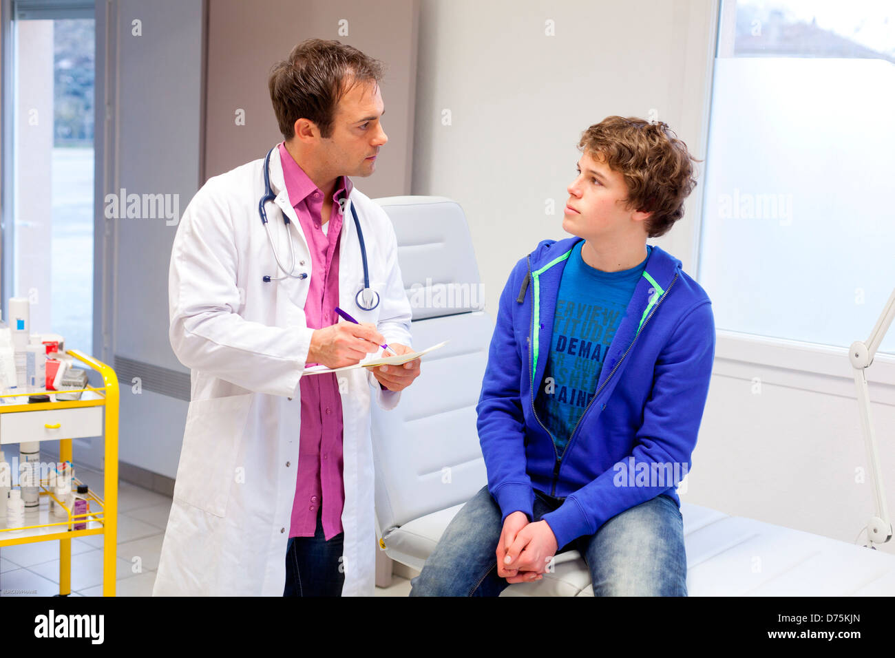 Doctor talking with teenage patient Stock Photo - Alamy