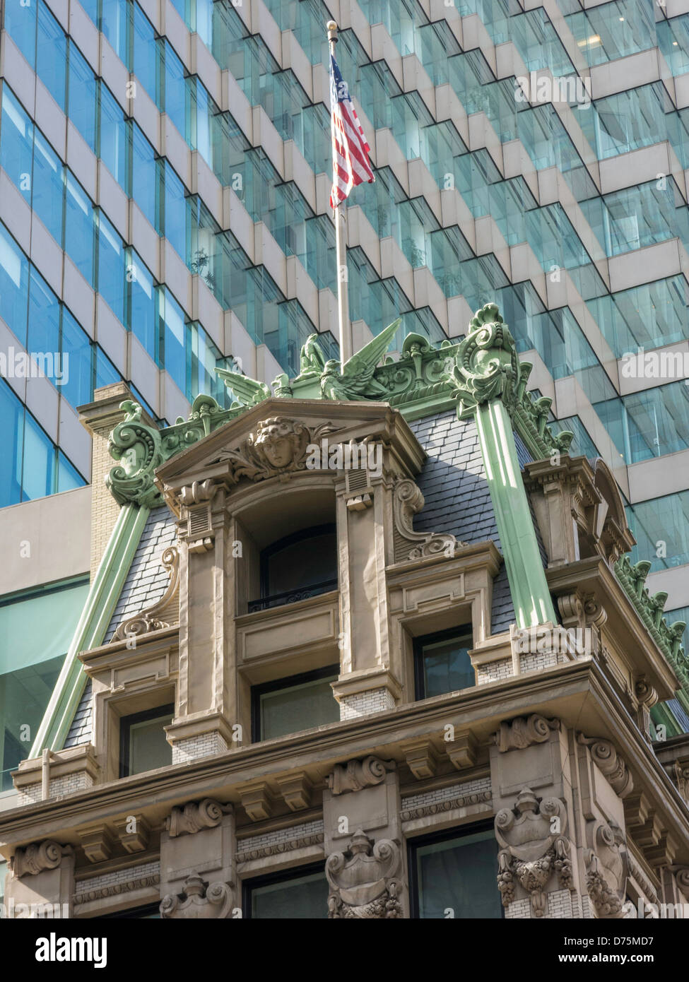 452 Fifth Avenue, Beaux-Arts and Modern Tower, NYC Stock Photo - Alamy
