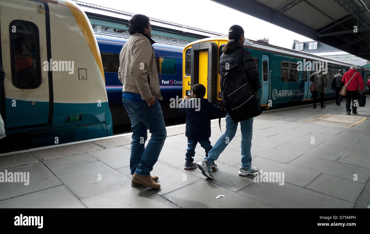 South west train on platform hi-res stock photography and images - Alamy