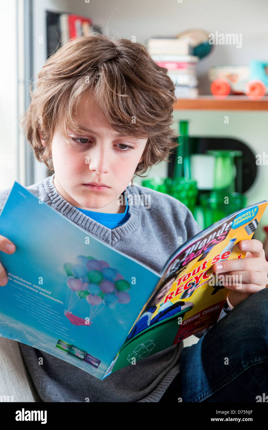 Magazine boy hi-res stock photography and images - Alamy