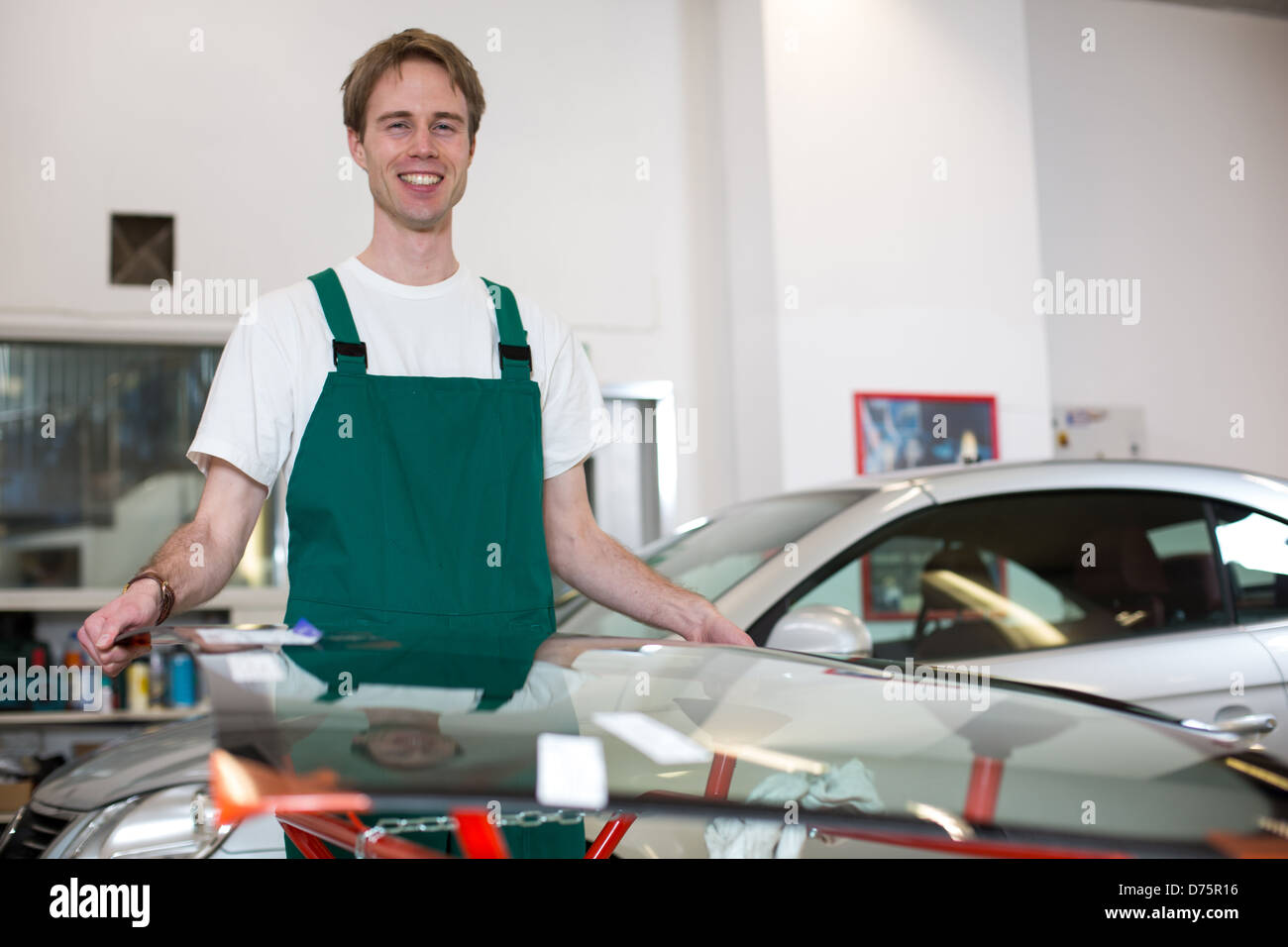 Car glass manufacture hi-res stock photography and images - Alamy