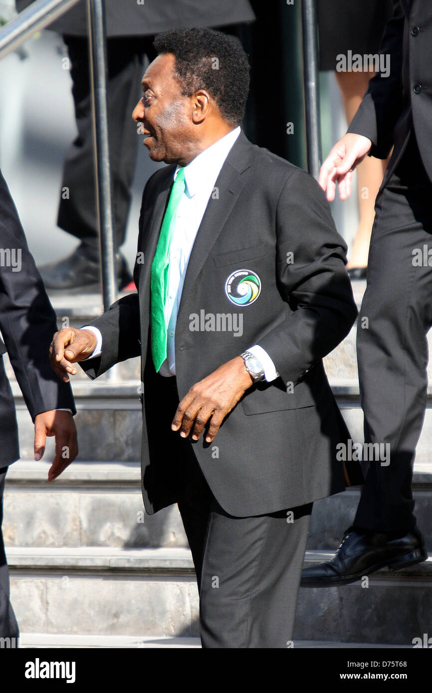 Pele aka Edison 'Edson' Arantes do Nascimento leaves the Lowry Hotel to ...
