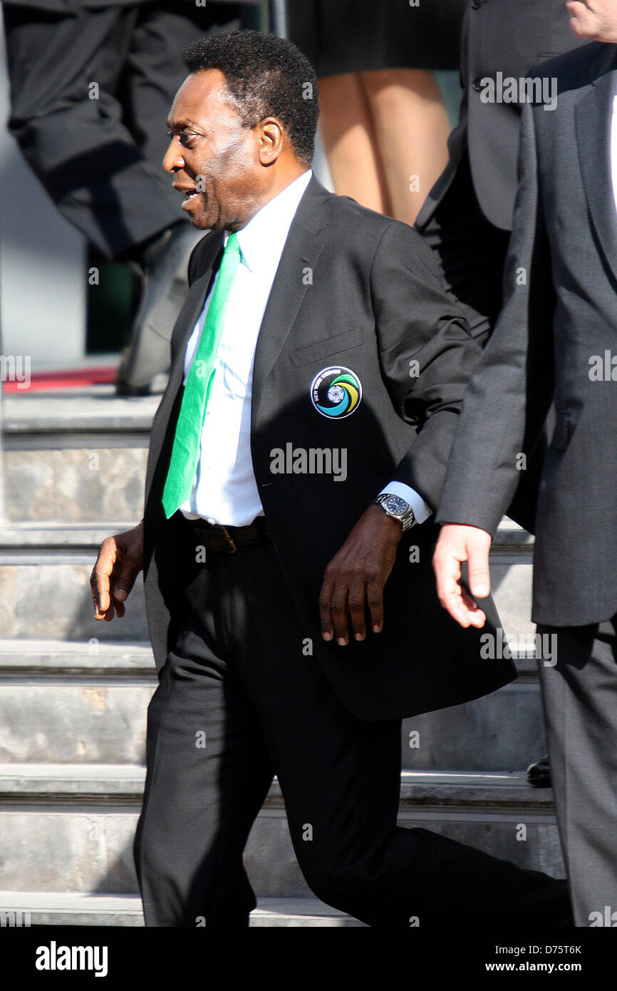 Pele aka Edison 'Edson' Arantes do Nascimento leaves the Lowry Hotel to ...