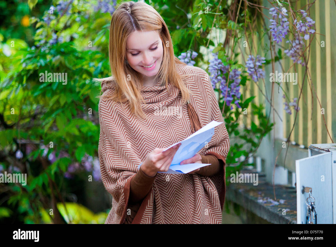 Woman opening box letter Stock Photo - Alamy