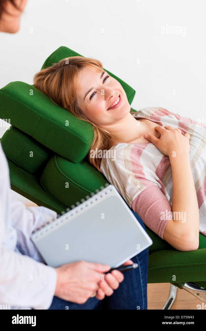 Woman in psychoanalysis cession Stock Photo - Alamy