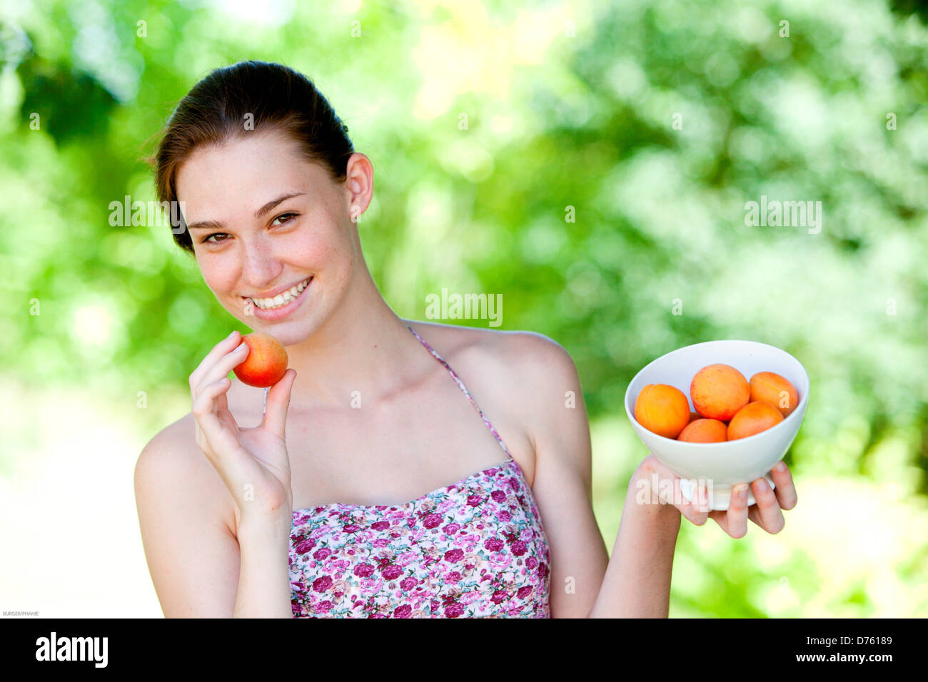 Woman eating apricots Stock Photo - Alamy