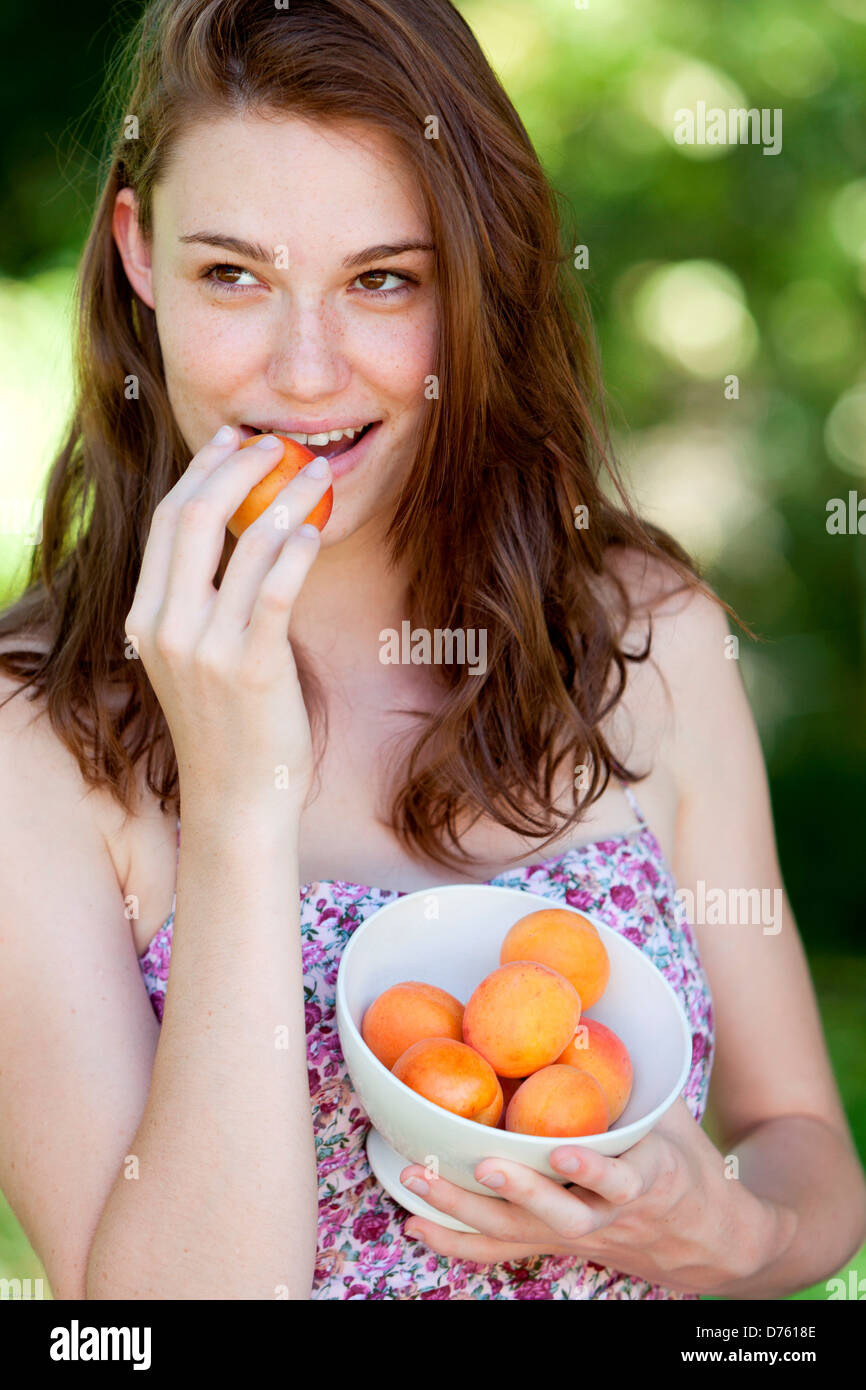 Woman eating apricots Stock Photo - Alamy