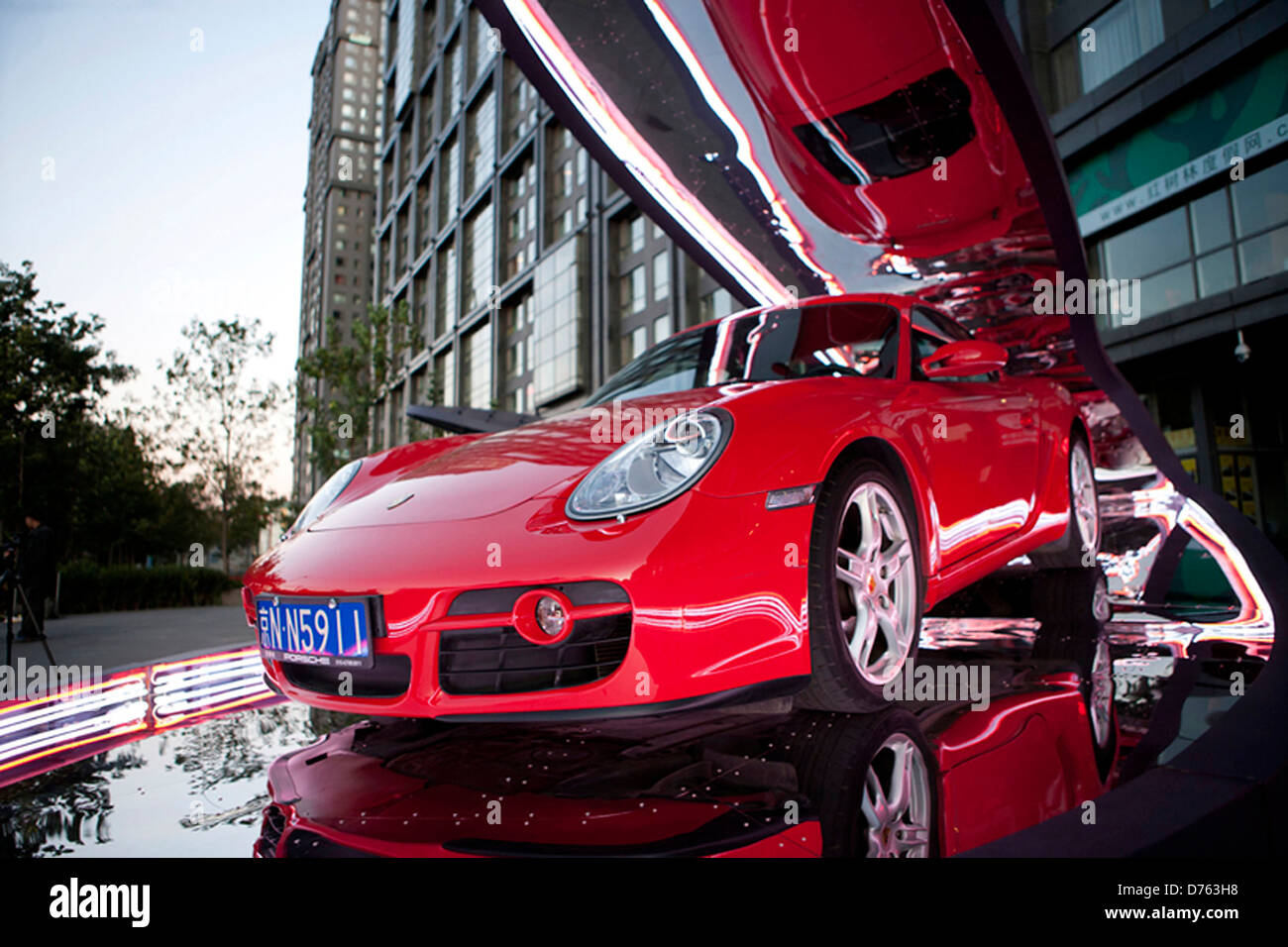 Clamshell architecture hi-res stock photography and images - Alamy