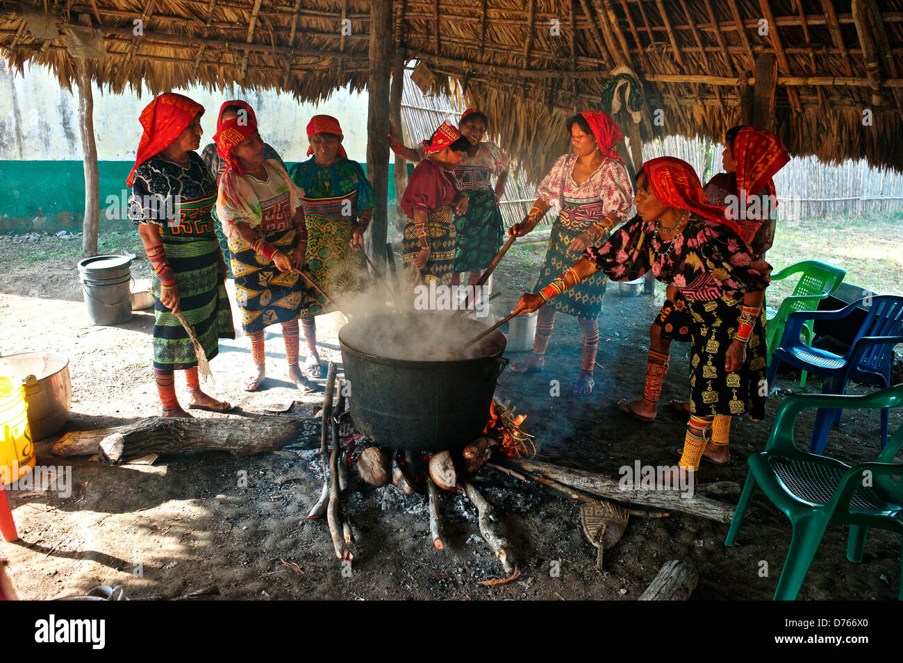 Panama, Kuna Yala, Ustupu, Kuna women cooking chicha Stock Photo ...