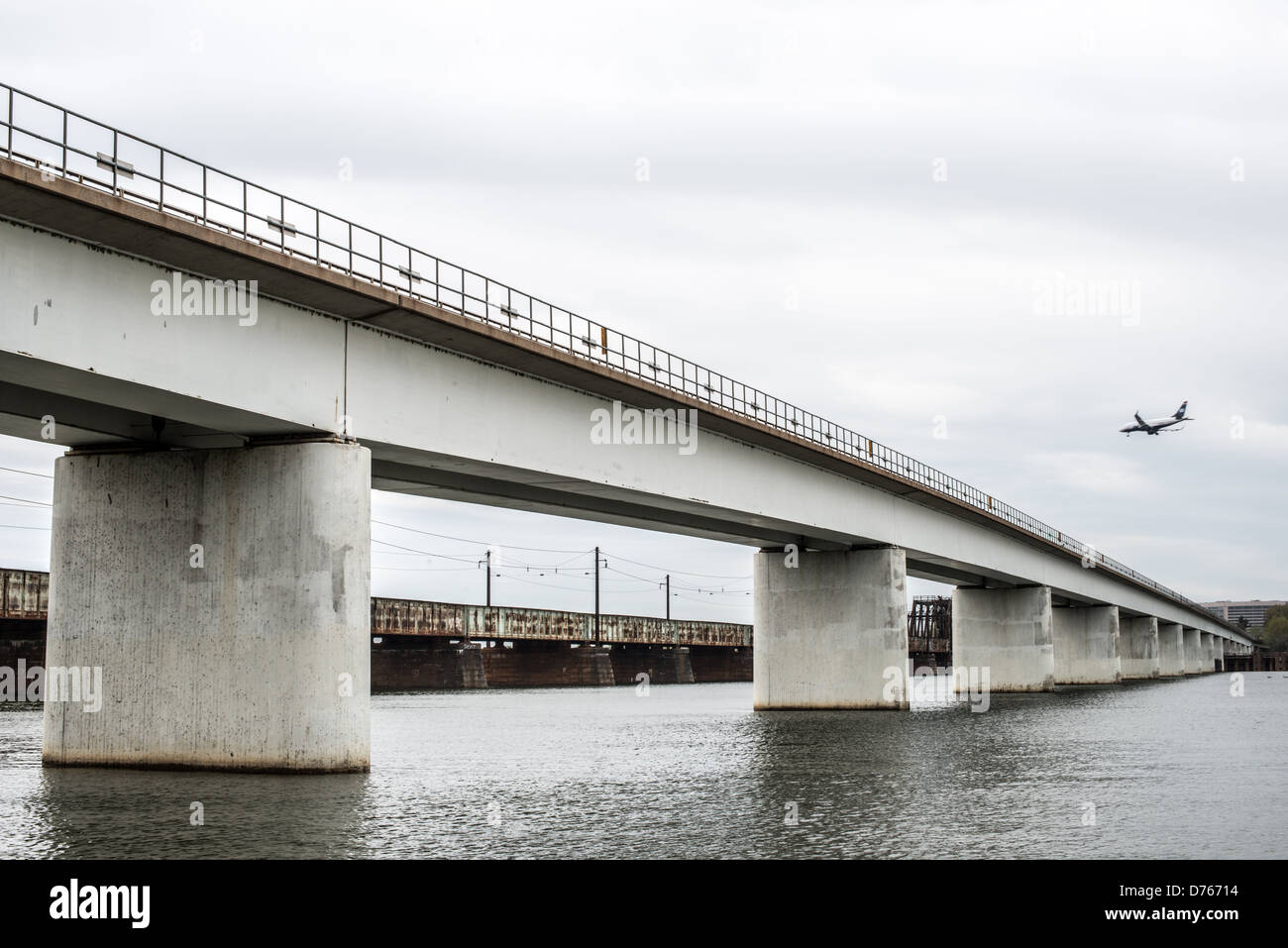 Yellow line bridge washington hi-res stock photography and images - Alamy