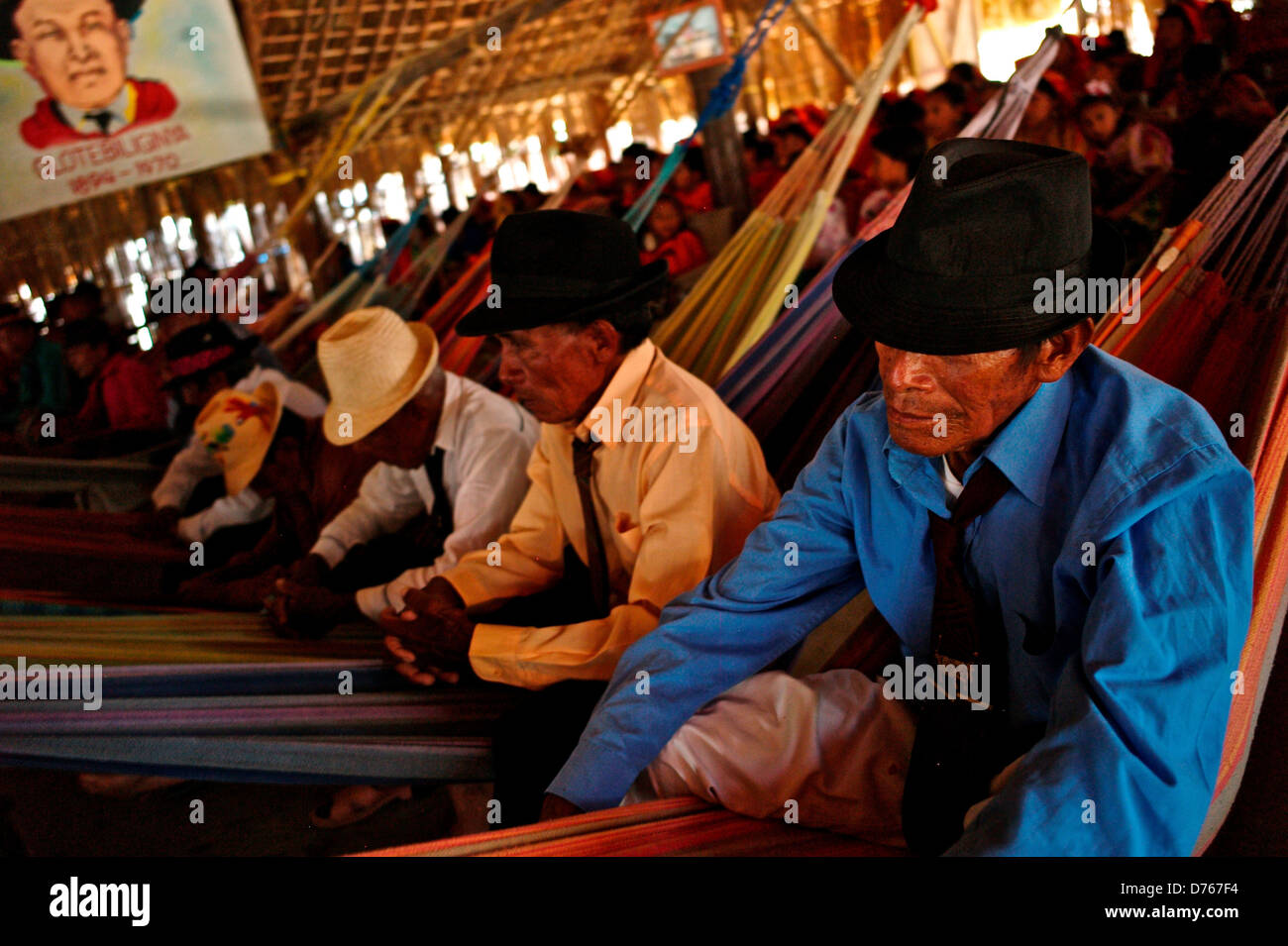Guna yala women hi-res stock photography and images - Alamy