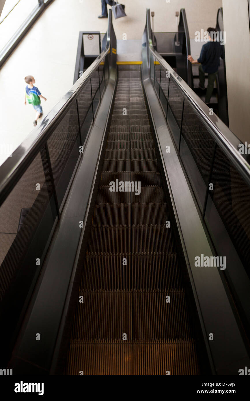 Escalator hi-res stock photography and images - Alamy