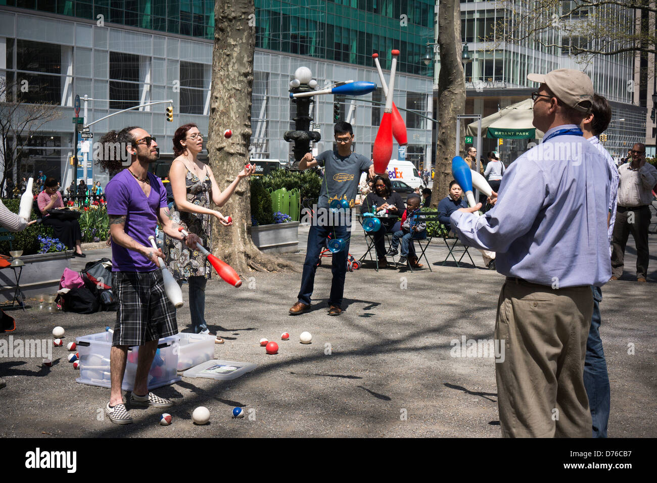 Juggling class in Bryant Park in New York Stock Photo - Alamy