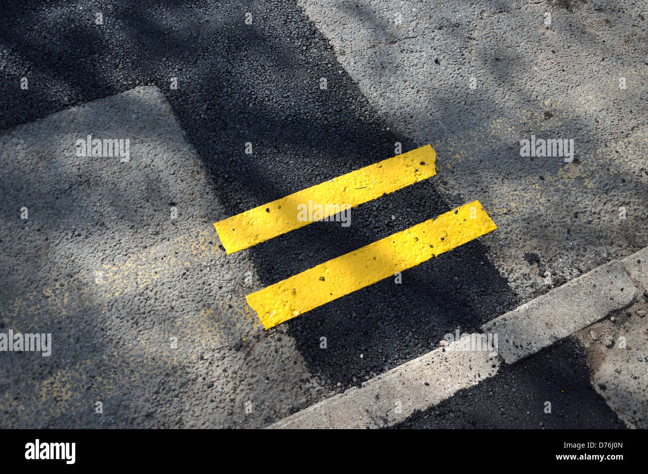 Double yellow hi-res stock photography and images - Alamy