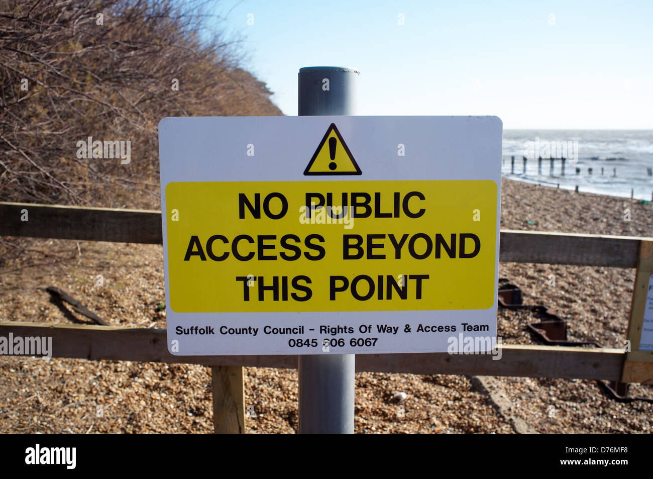 No public access sign due to coastal erosion Stock Photo - Alamy