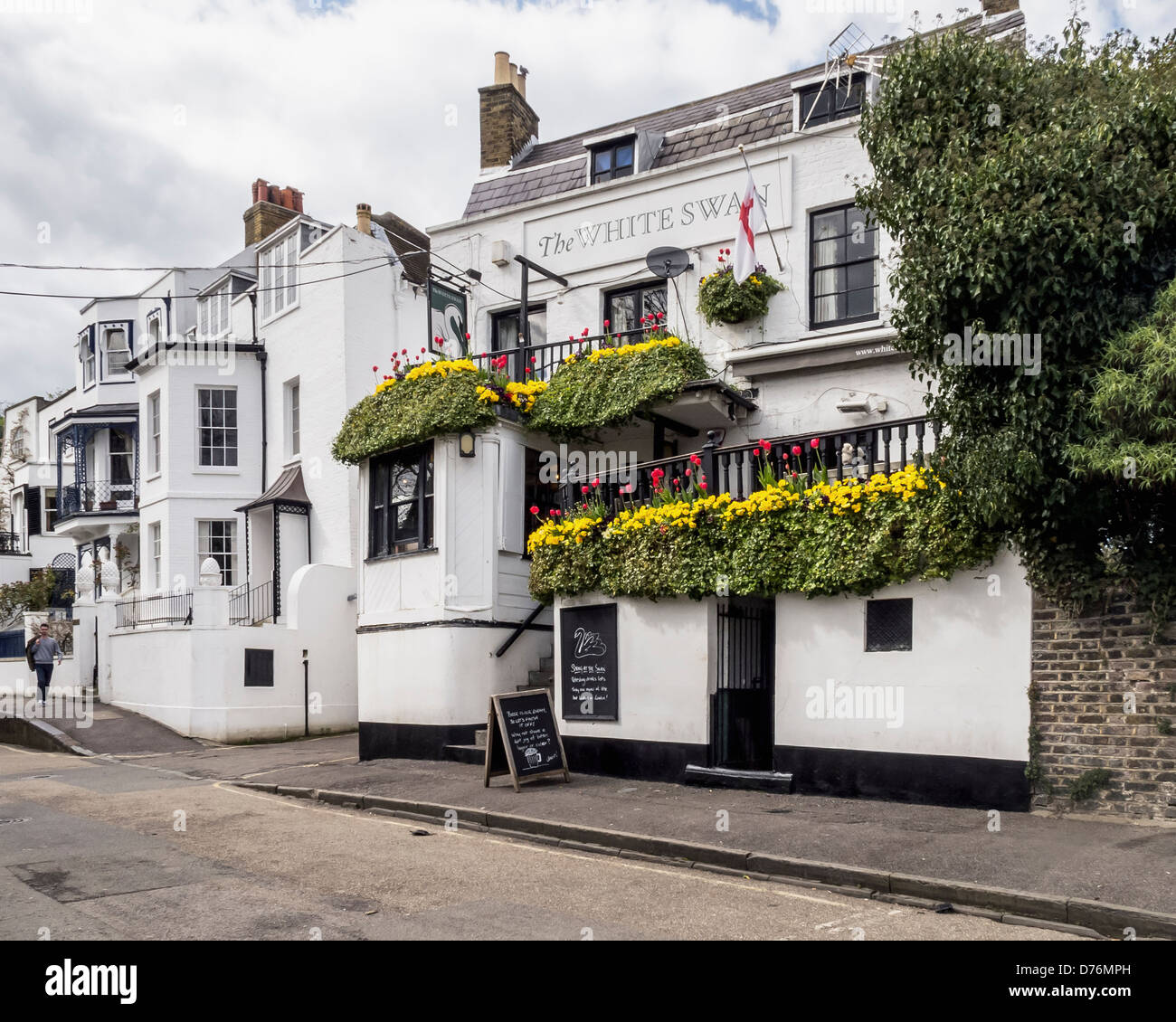 White swan pub riverside twickenham hi-res stock photography and images ...