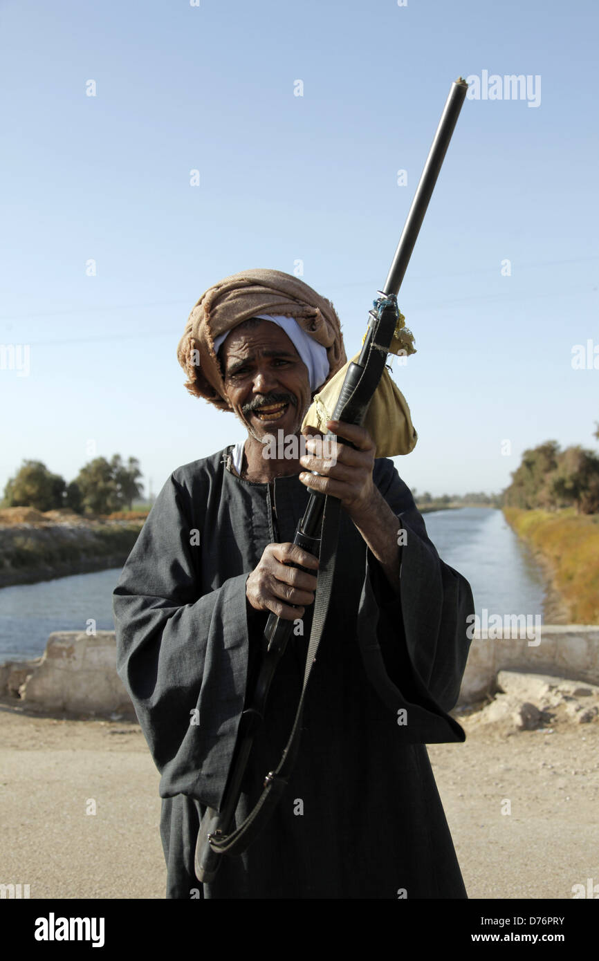 Man with gun hi-res stock photography and images - Alamy