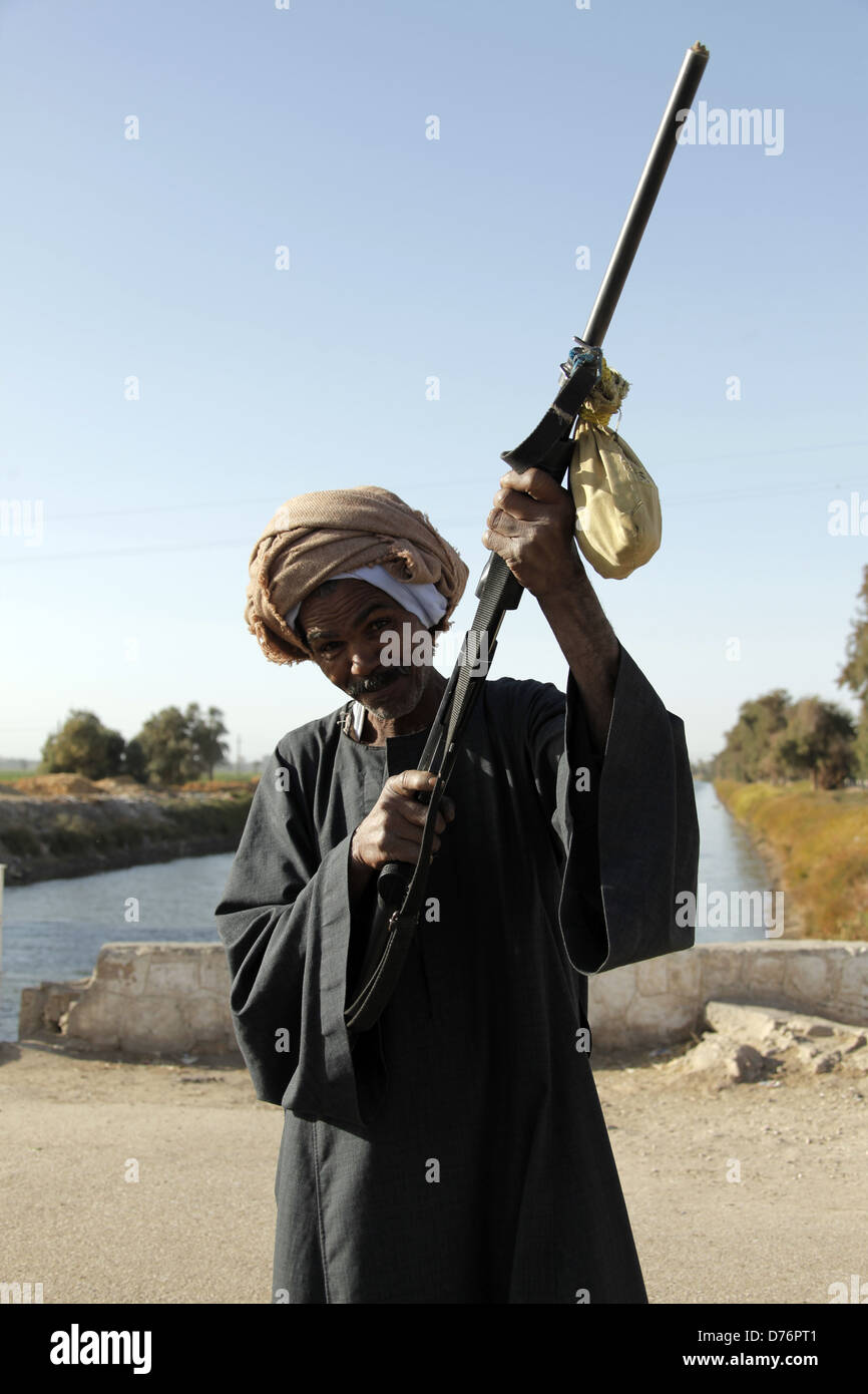 Man with gun hi-res stock photography and images - Alamy