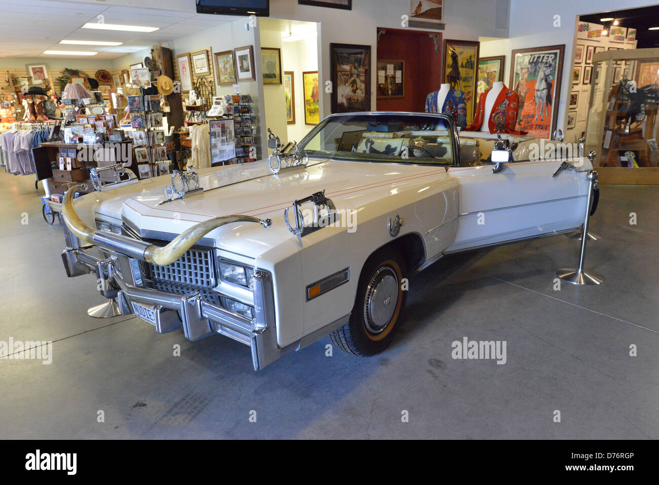 Cadillac bonnet and emblem hi-res stock photography and images - Alamy