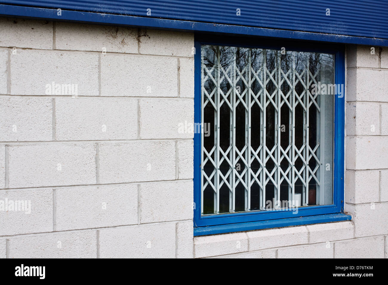 Concertina security grills hi-res stock photography and images - Alamy