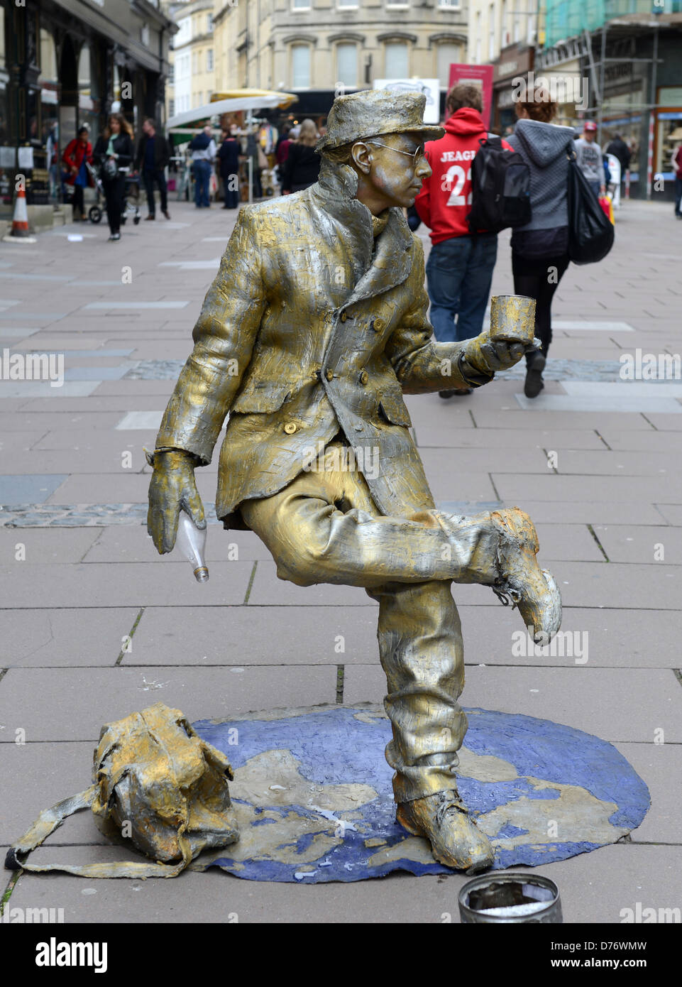 Street mime artist hi-res stock photography and images - Alamy