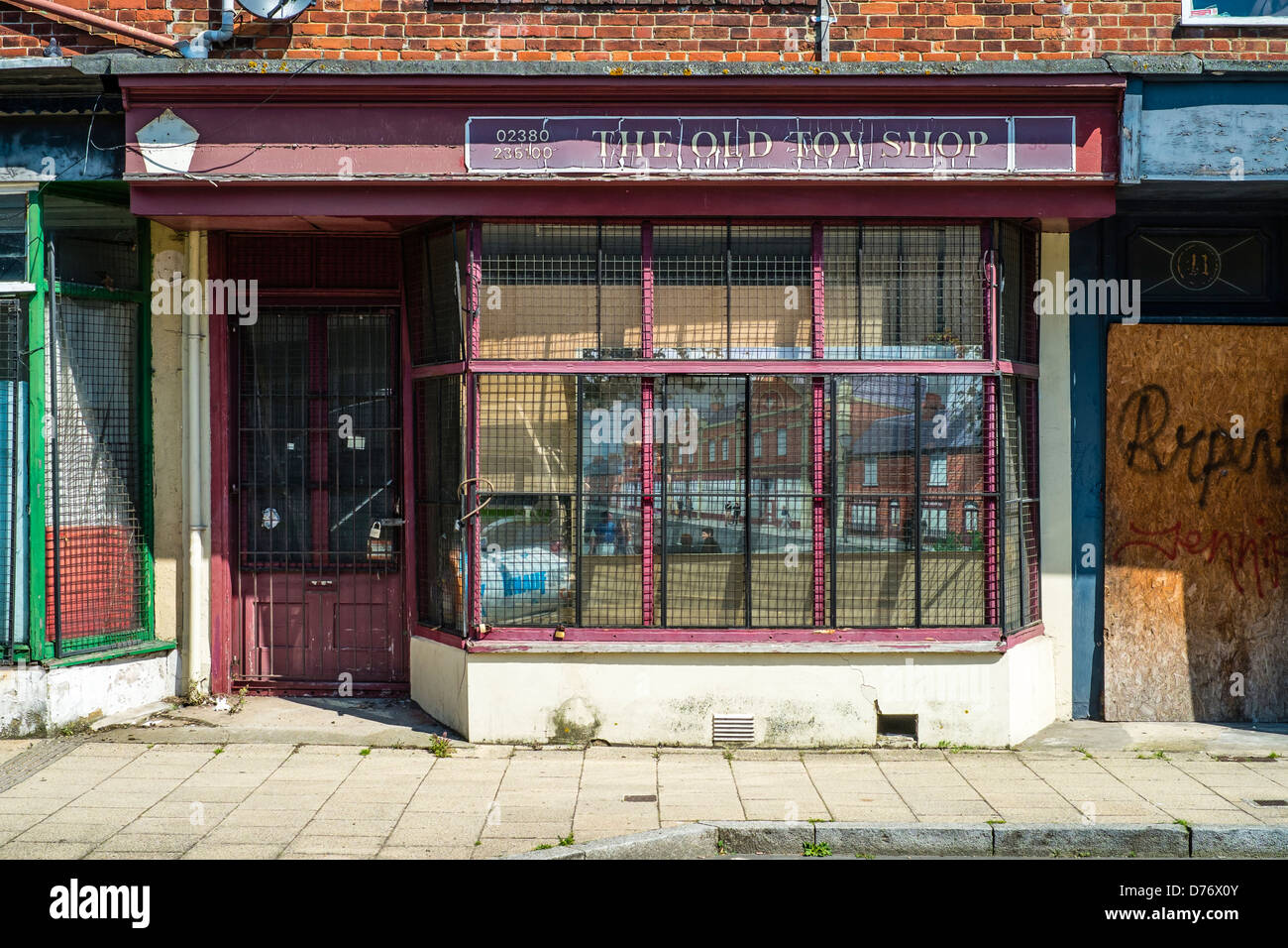 Abandoned shop front, Southampton, England Stock Photo - Alamy
